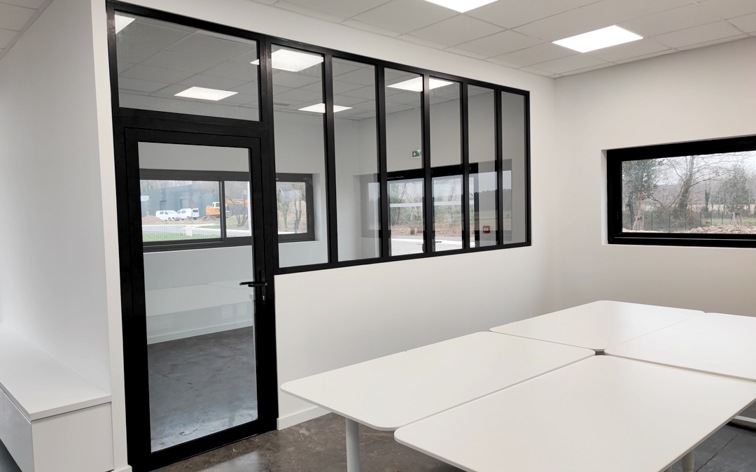 Cloison façon ATELIER en alu noir ALU SCHUCO, réalisée SOFED